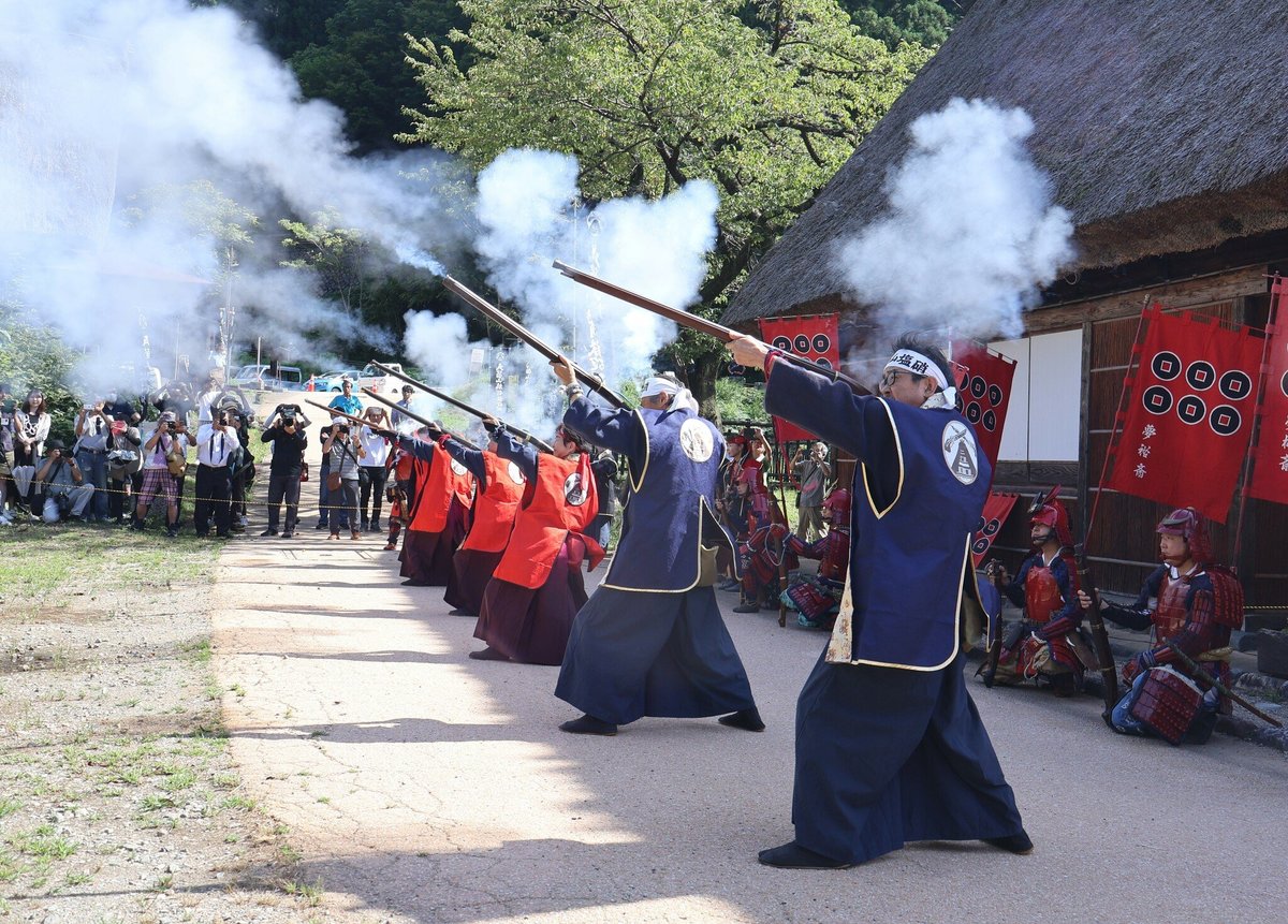 合掌の里にごう音 南砺・菅沼集落で火縄銃演武｜北日本新聞webunプラス