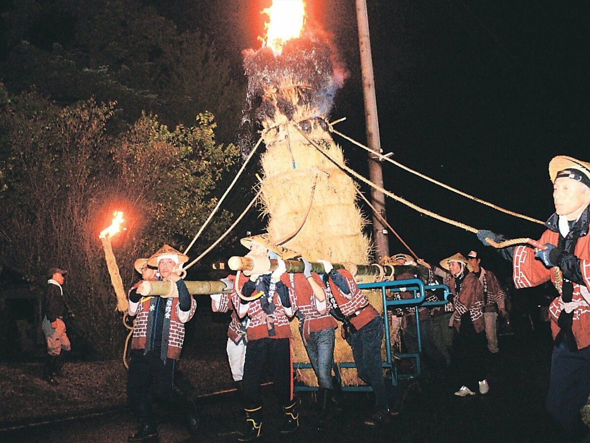 入善・墓ノ木で巨大たいまつ練り歩く 重さ500キロ、唄に合わせ｜北日本新聞webunプラス