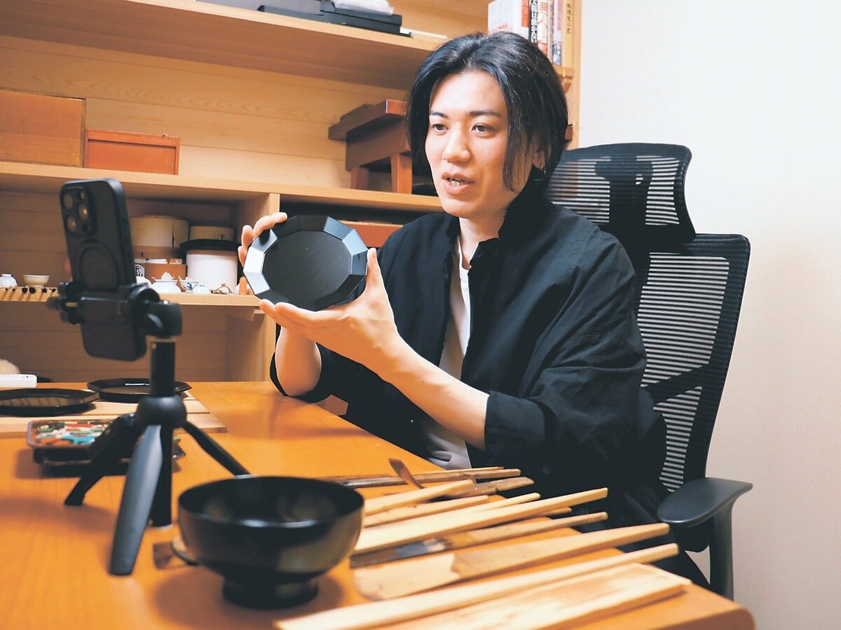 インスタで城端蒔絵発信 16代小原さん制作工程や道具公開、9月企画展 定期配信計画｜北日本新聞webunプラス