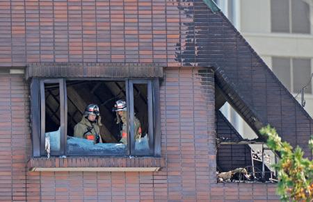 窓割れ、骨組みむき出しに｜北日本新聞webunプラス