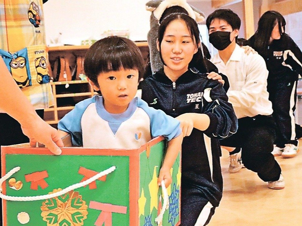 園児に手作りおもちゃプレゼント 砺波工業高2年生｜北日本新聞webunプラス