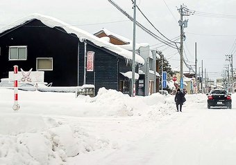 大雪のピーク過ぎる 砺波で積雪70センチ、富山60センチ（8日午後8時10分更新）｜北日本新聞webunプラス