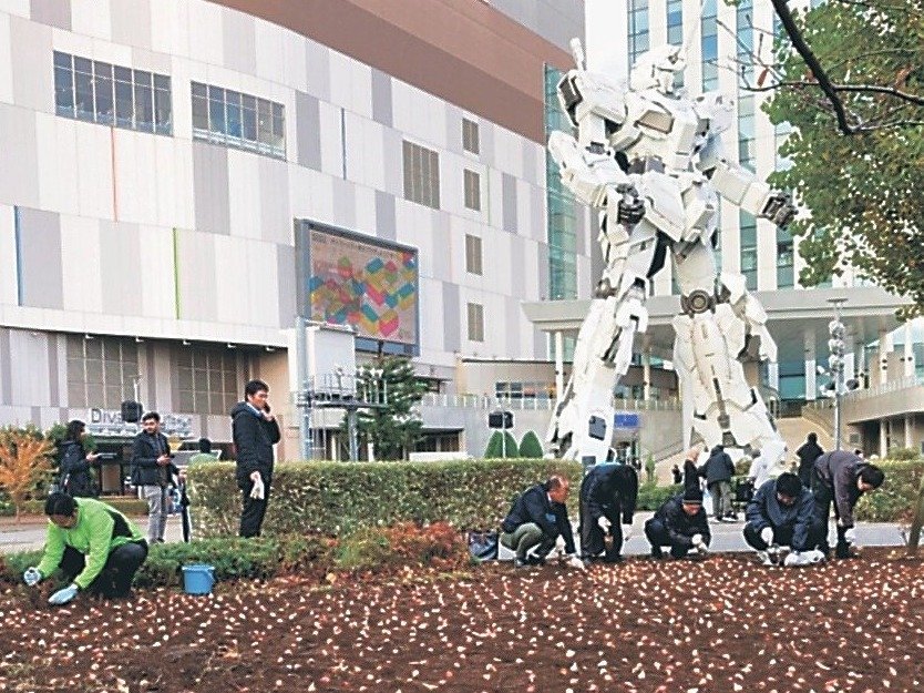 砺波産チューリップで都内の公園彩ろう 資源循環プロジェクト、市職員も植え付け協力｜北日本新聞webunプラス