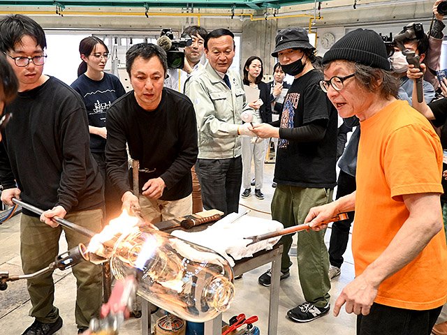 富山のガラス盛り上げ 高橋工房館長が関連3施設と連携、「越翡翠3色」使い共同制作｜北日本新聞webunプラス