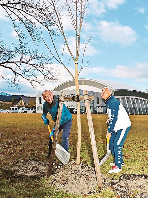 設立20年記念し城南中央公園に桜植樹 南砺のNPO法人「クラブJoy」｜北日本新聞webunプラス