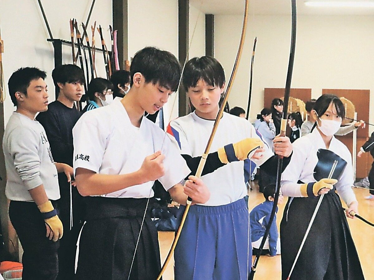 弓道愛好者を増やしたい 高岡・伏木の団体が初の体験会、地区内外から児童ら参加｜北日本新聞webunプラス