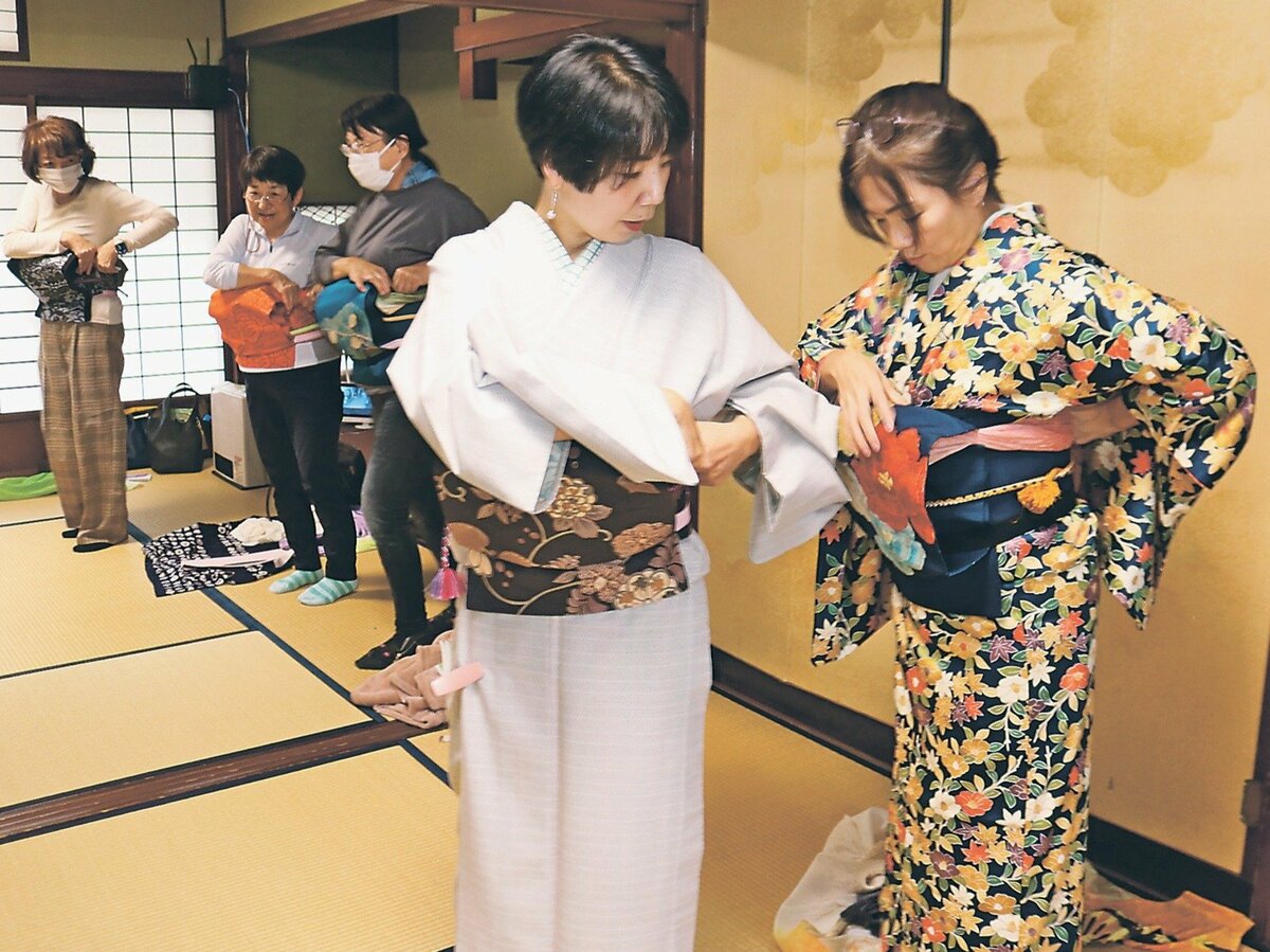 高岡の商店主ら講師、帯の前結び手ほどき 「まちゼミ」33講座始まる｜北日本新聞webunプラス