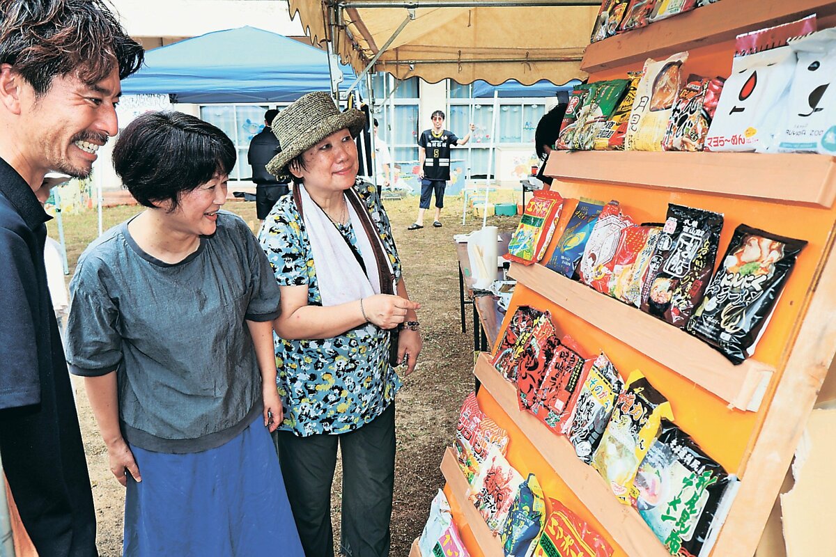 全国の袋ラーメン一堂に 南砺で「まちなみアート」最終日、旧井波駅の歩みも紹介｜北日本新聞webunプラス