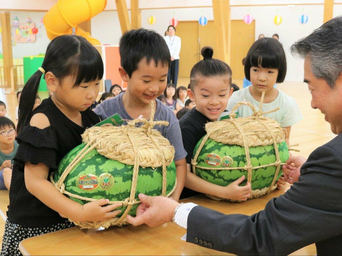 ジャンボ西瓜食べてね JAみな穂、入善・朝日の保育施設に寄贈｜北日本新聞webunプラス