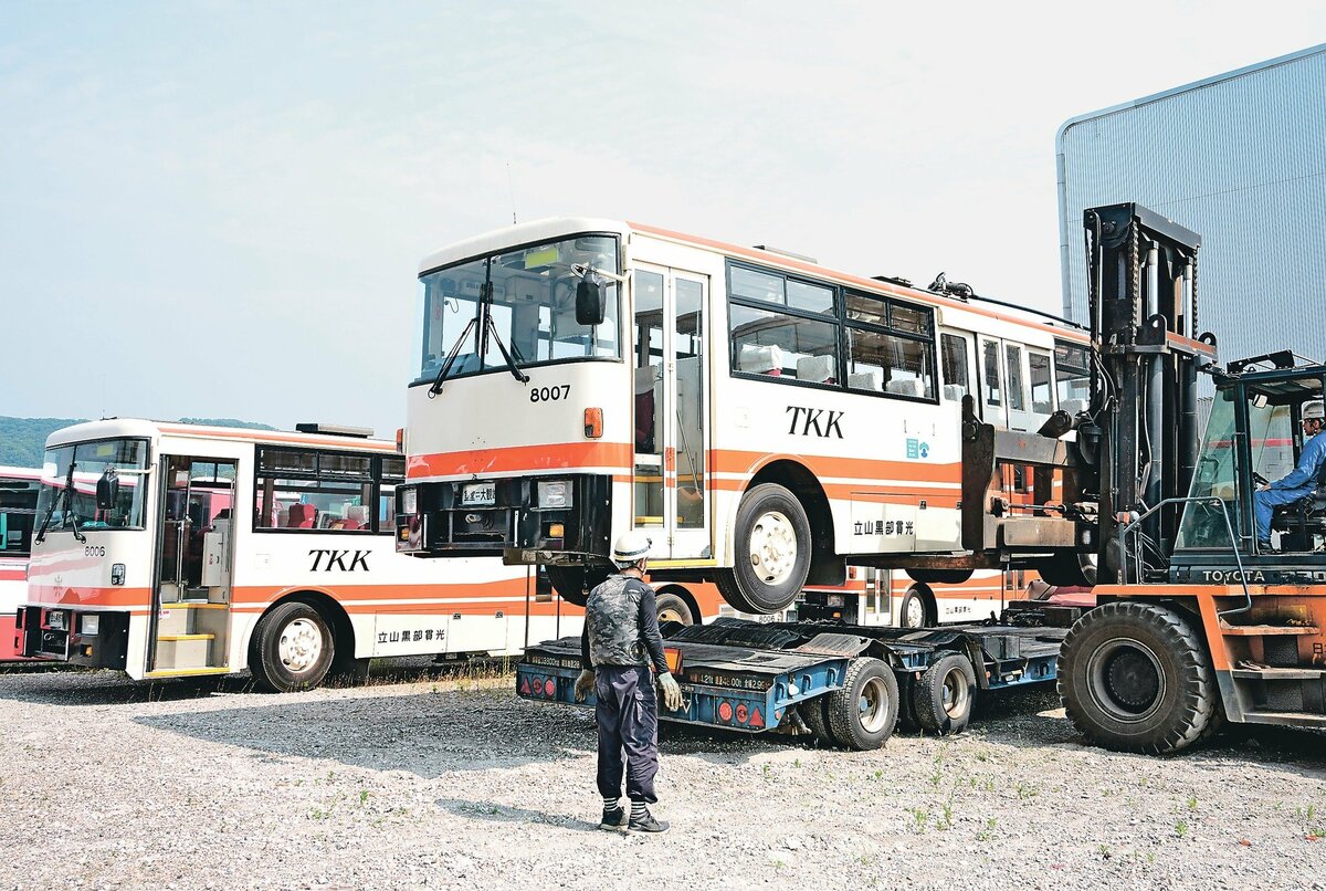国内最後のトロリーバスが次々下山 高岡・伏木へ運搬｜北日本新聞webunプラス