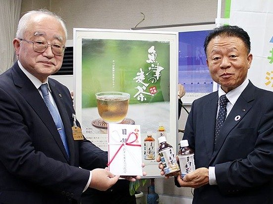 魚津産大麦の麦茶、市内全児童1541人に贈る JAうおづ｜北日本新聞webunプラス