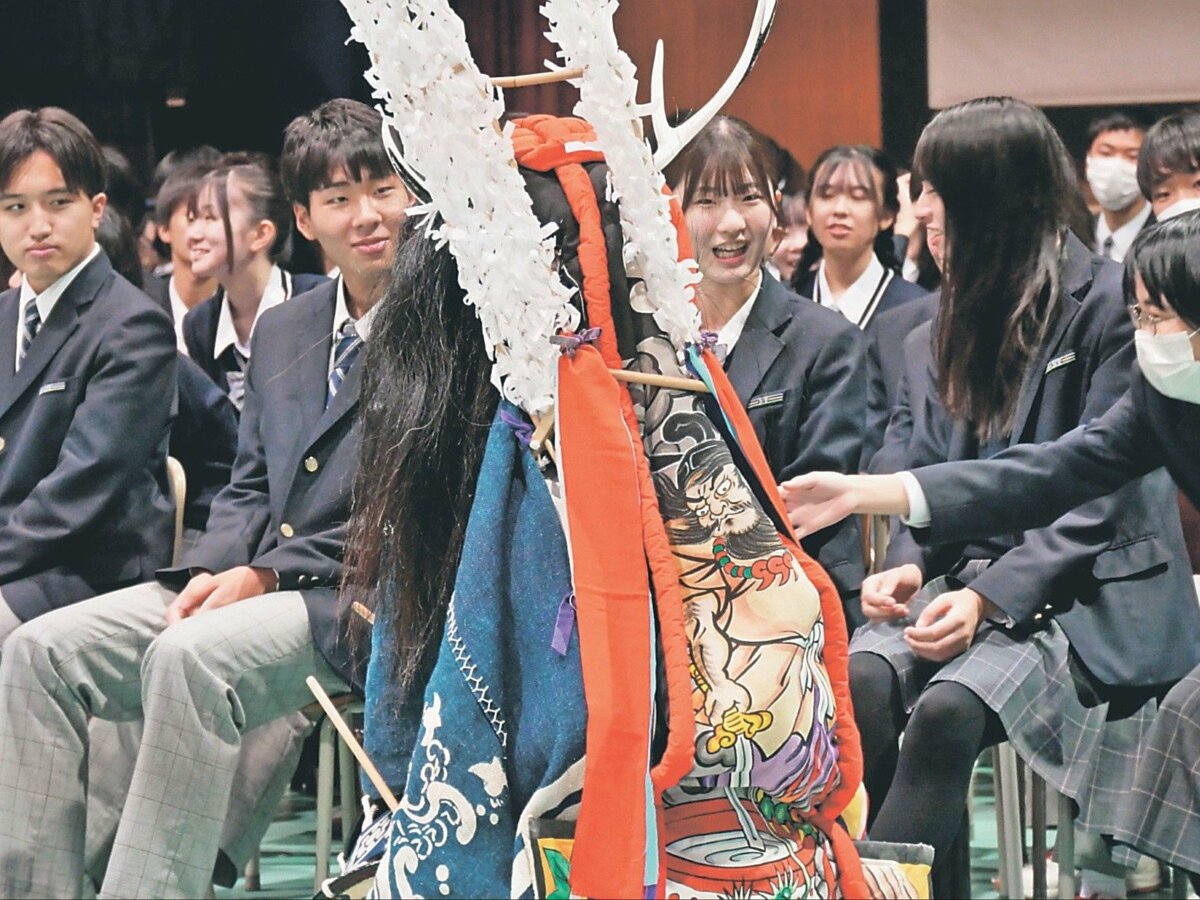 ハイスクールプレス130周年で「鹿踊（ししおどり）」鑑賞（かんしょう） 南砺福野高校｜北日本新聞webunプラス