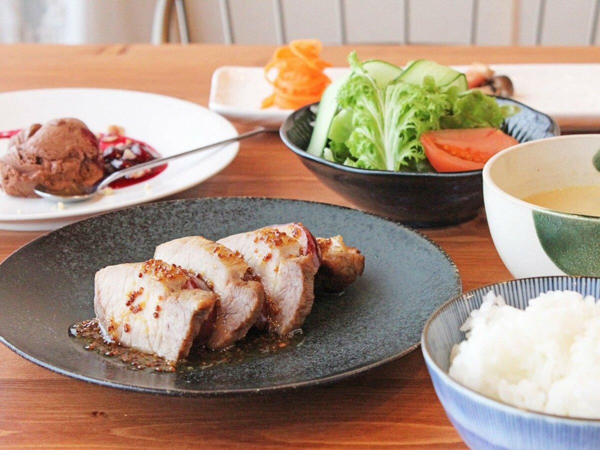 【注目の店】ご飯茶わん片手にフレンチを味わう「ビストロけざけざ」（朝日町）｜北日本新聞webunプラス