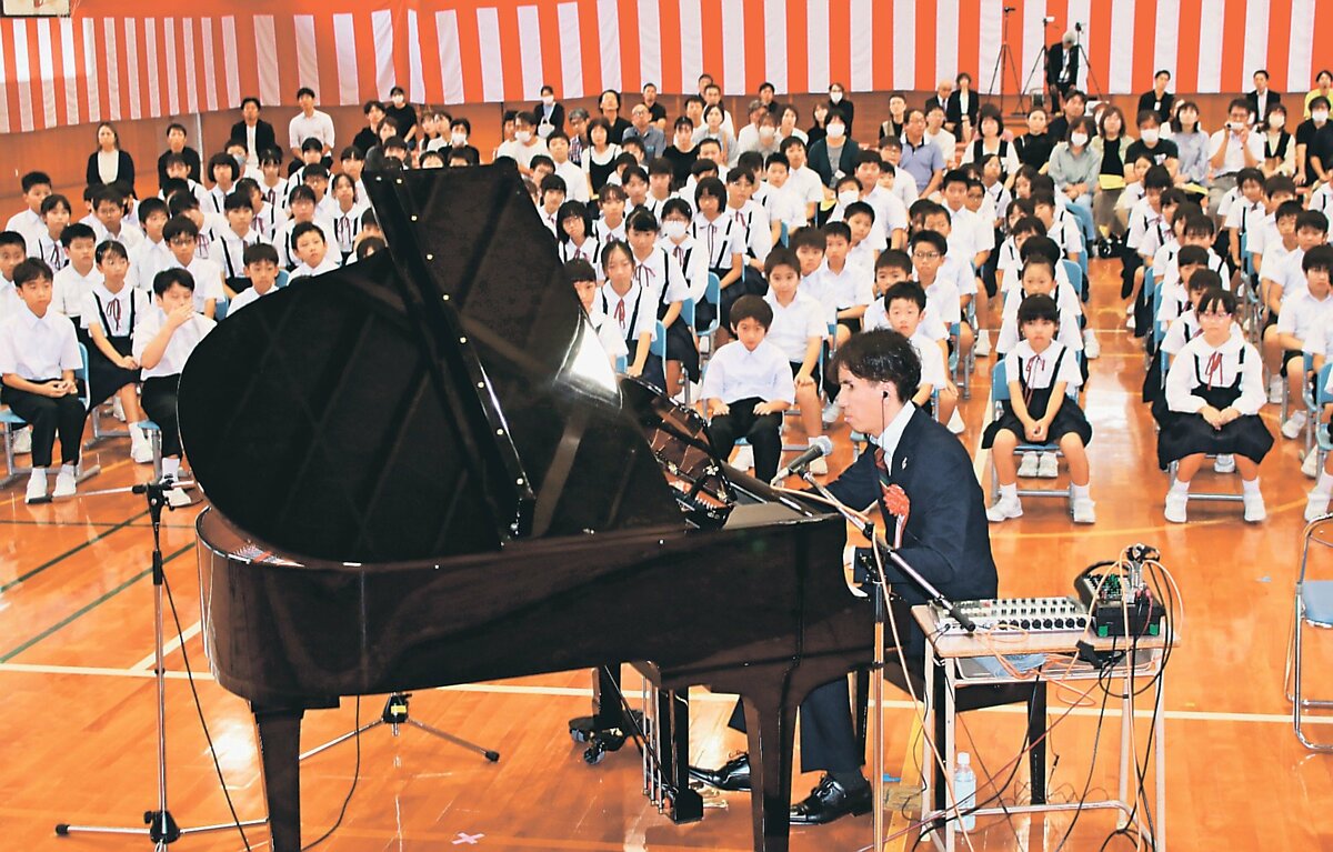 節目祝う優しい音色 砺波南部小創立40周年、寄贈ピアノでコンサート｜北日本新聞webunプラス