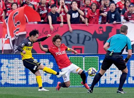 J1、柏が浦和に快勝し首位浮上｜北日本新聞webunプラス