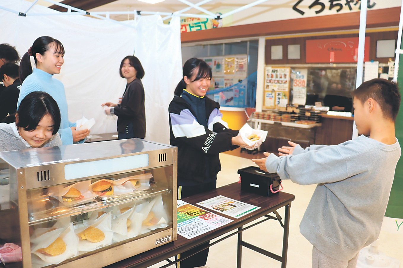 「よごし」バーガーいかが？ 高岡のスーパーで販売、地元の中田中生お手伝い｜北日本新聞webunプラス