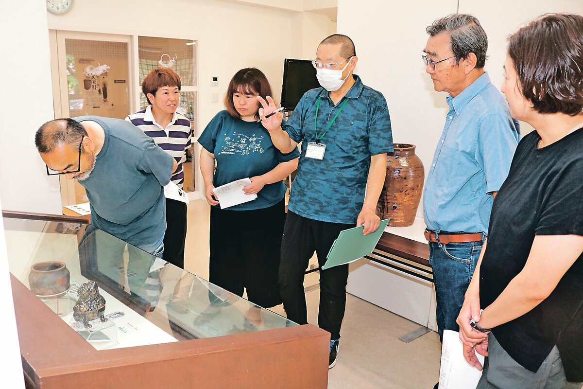 狛犬形香炉や壺、貴重な越中瀬戸焼展示 立山町歴史交流ステーション｜北日本新聞webunプラス