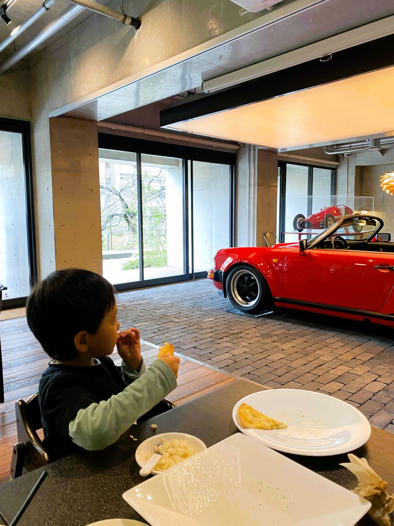 車好きの子はたまらない「カフェレストラン ルシェッロ」【親子でGO！オイシイおでかけ②】 コノコト｜北日本新聞webunプラス