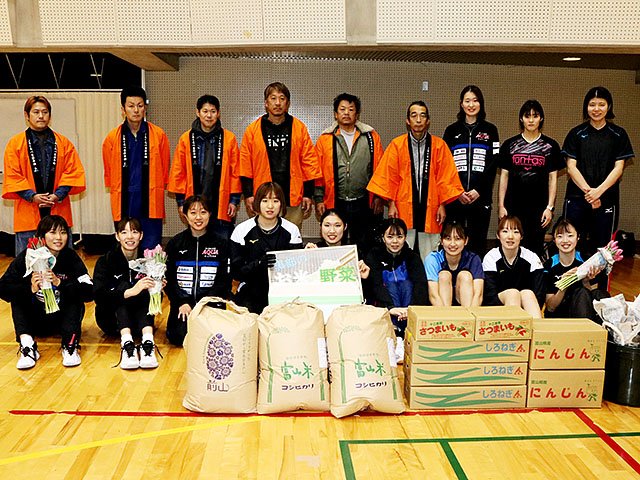 アクアに黒部の農産物贈る JAくろべ青壮年部｜北日本新聞webunプラス