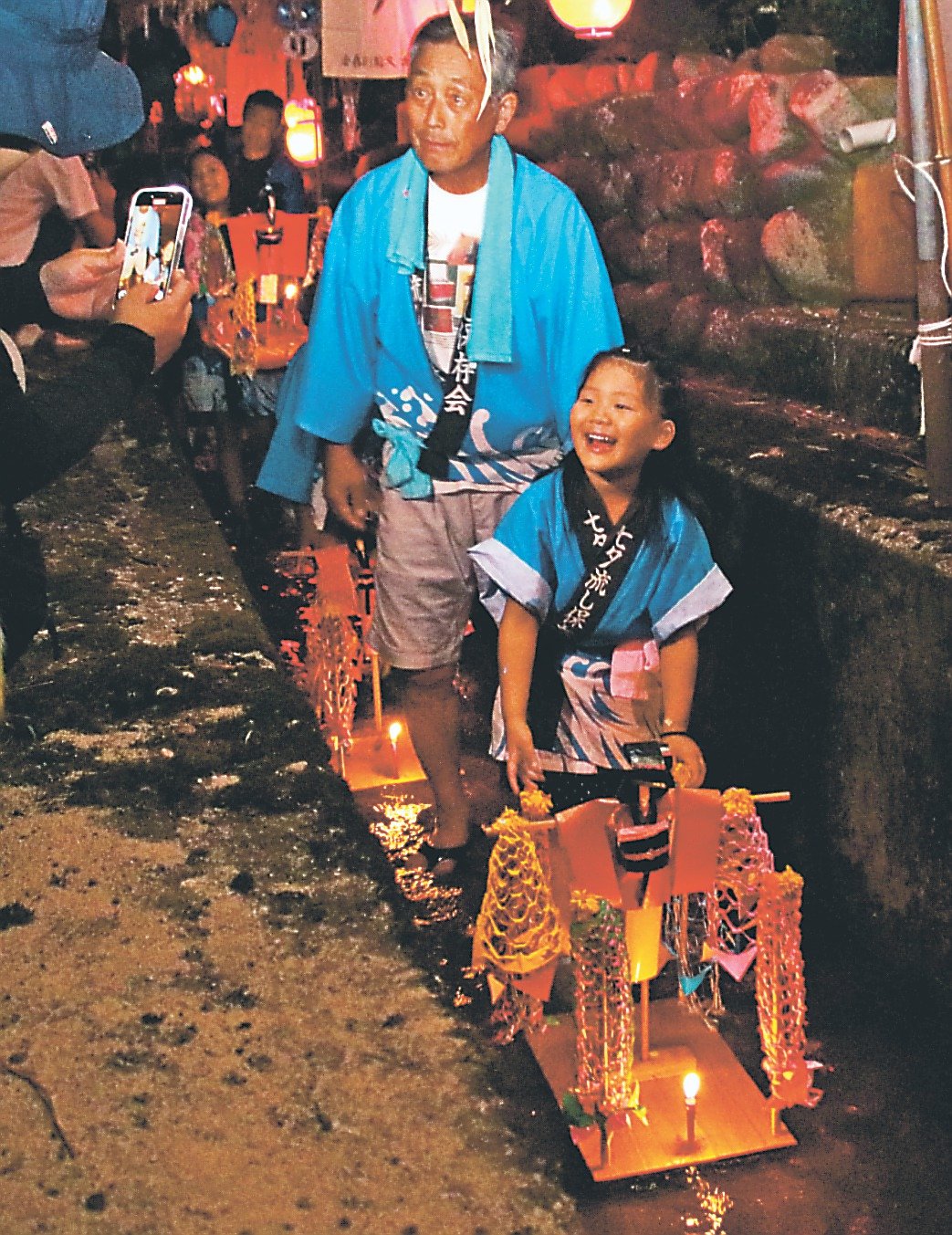 子の成長願い伝統七夕流し 黒部・尾山地区、姉様人形と湧水川下る｜北日本新聞webunプラス