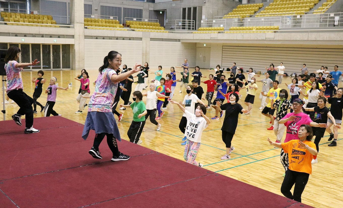 ラテンのリズムでフィットネス 魚津で「ズンバ」体験会、180人が汗流す｜北日本新聞webunプラス