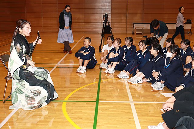 里さん（奄美大島出身）、三線奏で島唄披露 伝統芸能学ぶ南砺・平中生と交流｜北日本新聞webunプラス