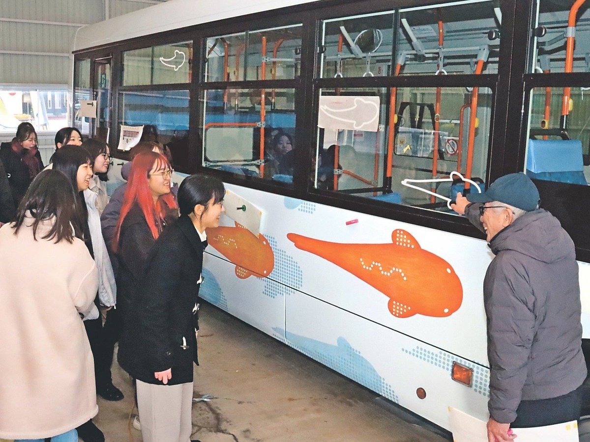 高岡市公営バスのラッピング作業見学 デザイン担当の富山大生｜北日本新聞webunプラス