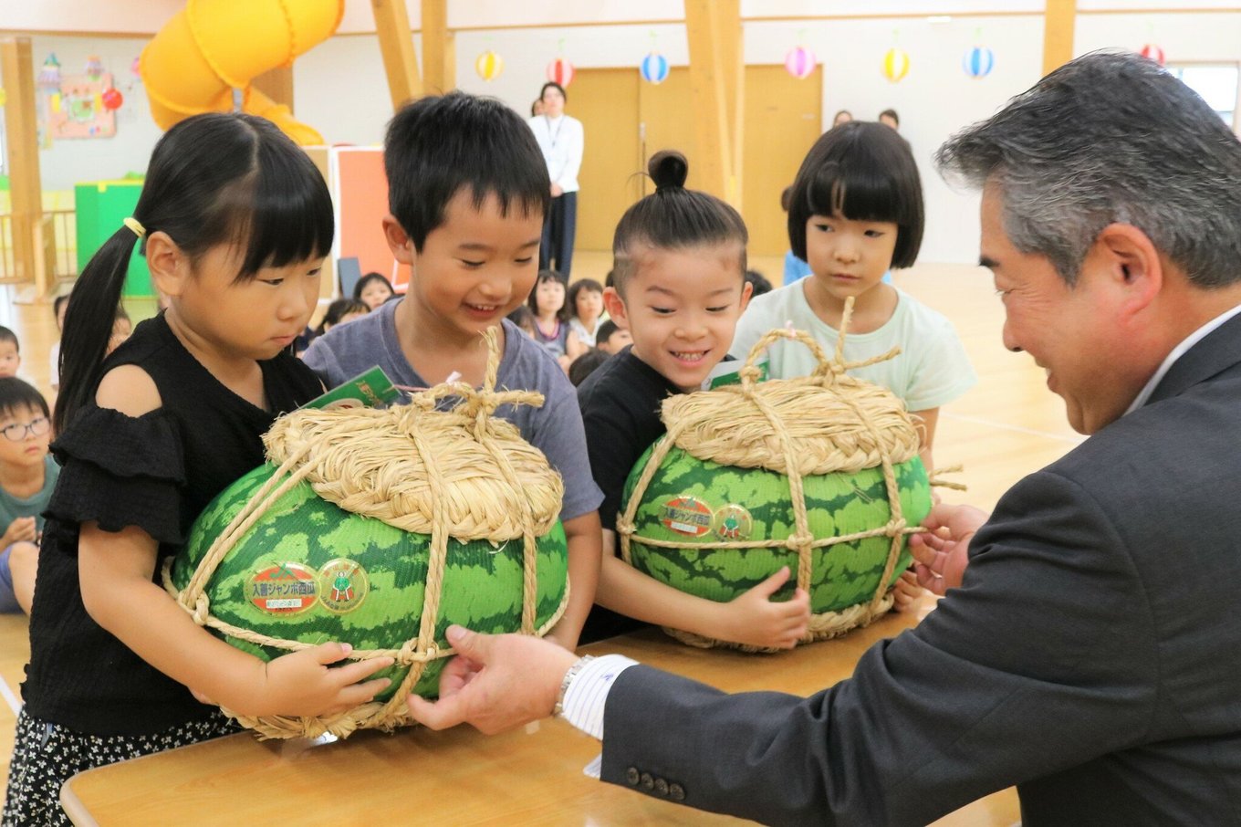 ジャンボ西瓜食べてね JAみな穂、入善・朝日の保育施設に寄贈｜北日本新聞webunプラス