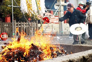 無火災・無病息災を御幣に願う 魚津・愛宕社で火祭り｜北日本新聞webunプラス