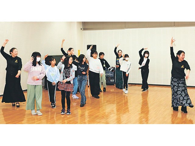 軽快にダンスレッスン 射水のアーティスト指導、児童ら23日イベント出演｜北日本新聞webunプラス