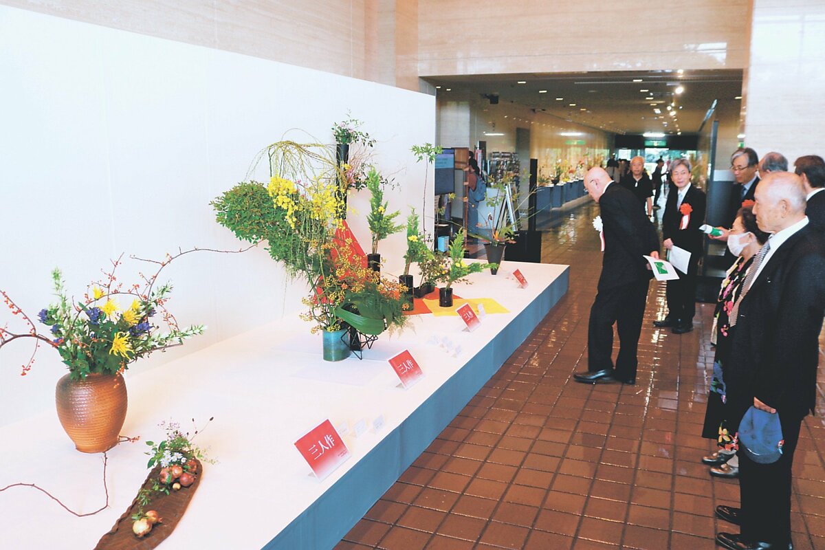 鮮やか華道展で幕開け 高岡市芸術祭、8流派9団体の趣向凝らした131点｜北日本新聞webunプラス