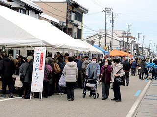 「つごもり大市」大にぎわい 南砺・城端中心部、お得な食料・衣料品に列｜北日本新聞webunプラス