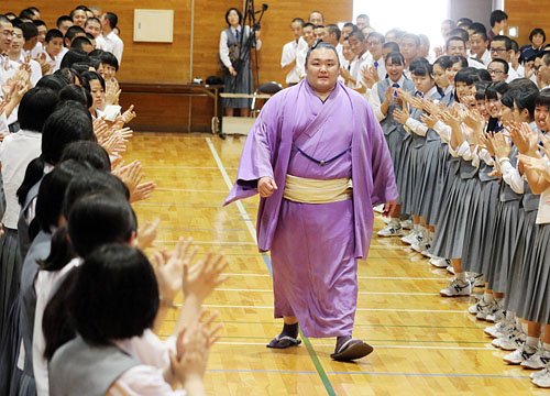 朝乃山、富山の障害者施設で交流｜北日本新聞webunプラス