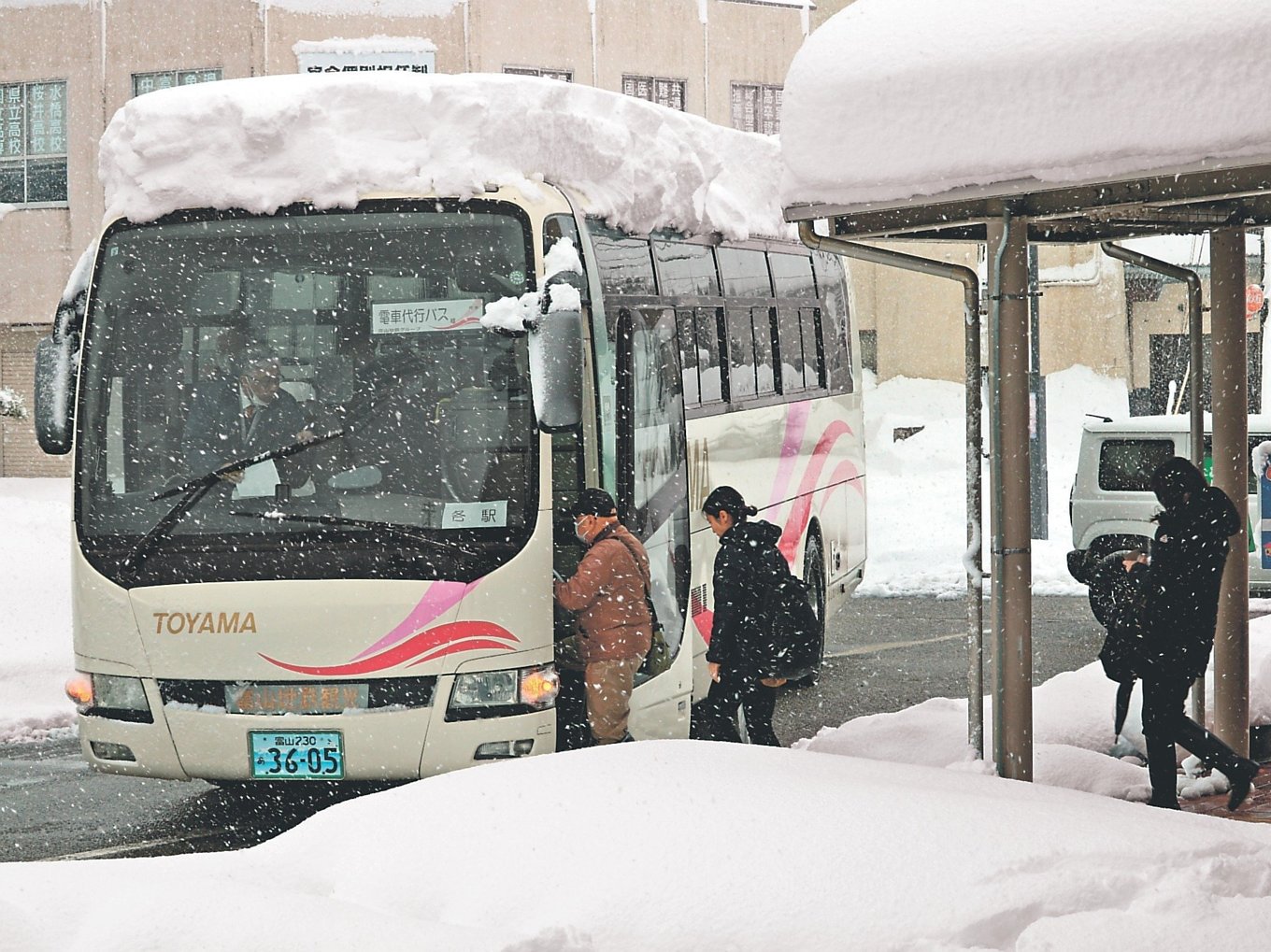 あいの風ダイヤに乱れ、9000人に影響 県内大雪、滑川・黒部駅は代行バスで対応（6日）｜北日本新聞webunプラス