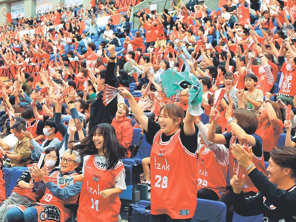 接戦制し観客総立ち B2グラウジーズ開幕戦、優勝・昇格願い熱い声援｜北日本新聞webunプラス