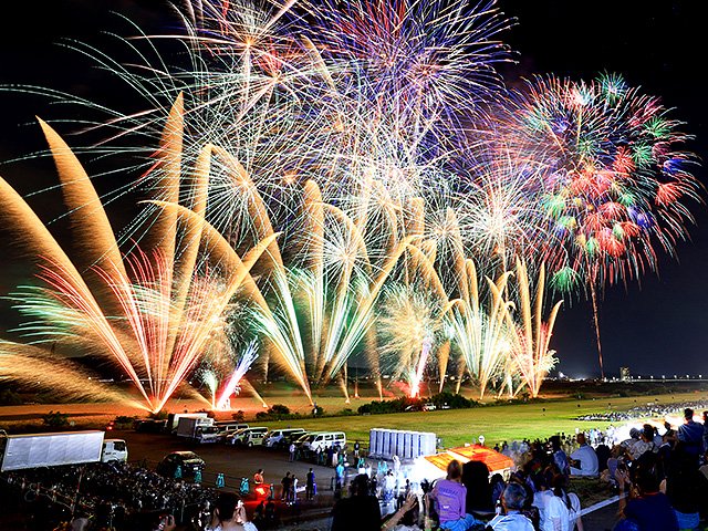 大空襲から80年、平和祈る 富山で北日本新聞納涼花火｜北日本新聞webunプラス