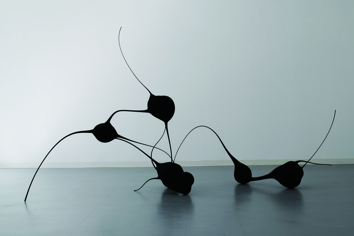 交錯する息と息／小林千紗 《しろの くろの かたち 2021-2》【富山市ガラス美術館・art report （5）】｜北日本新聞webunプラス