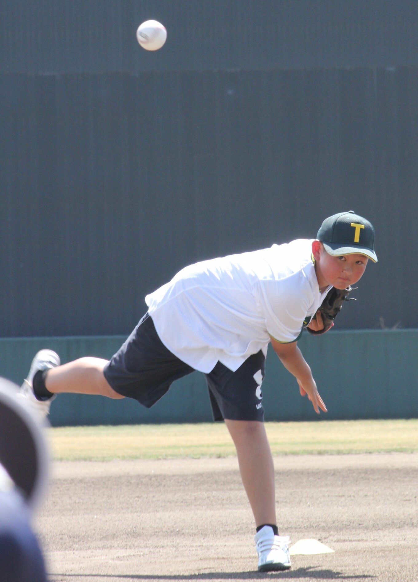 「コントロールは100点」始球式で小中学生が力投！ハイタッチで応援も コノコト｜北日本新聞webunプラス