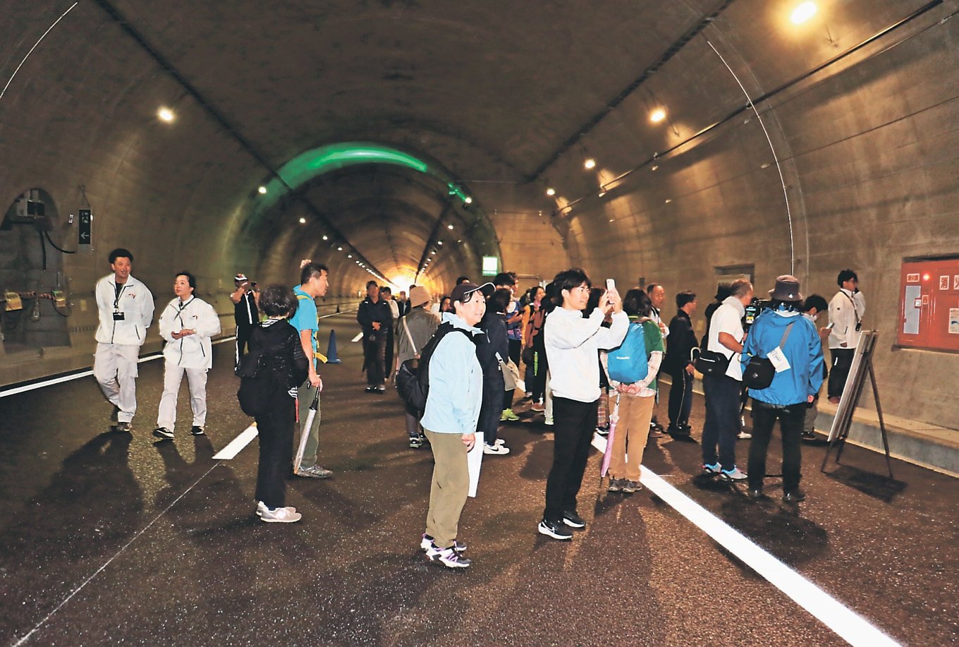 東海北陸道・真木トンネル（南砺）歩いて見学 菅沼集落世界遺産30年記念｜北日本新聞webunプラス