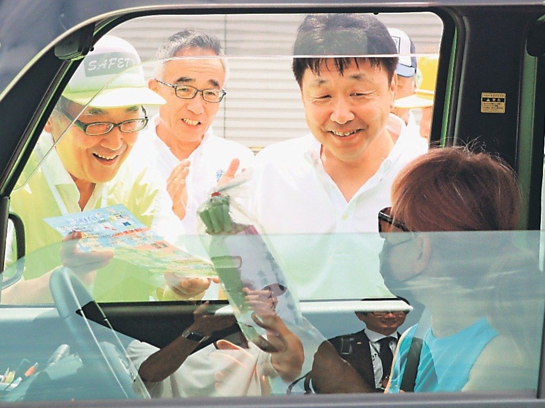 交通事故「大根絶」呼びかけ 魚津LCなどが特産新川だいこん配布｜北日本新聞webunプラス