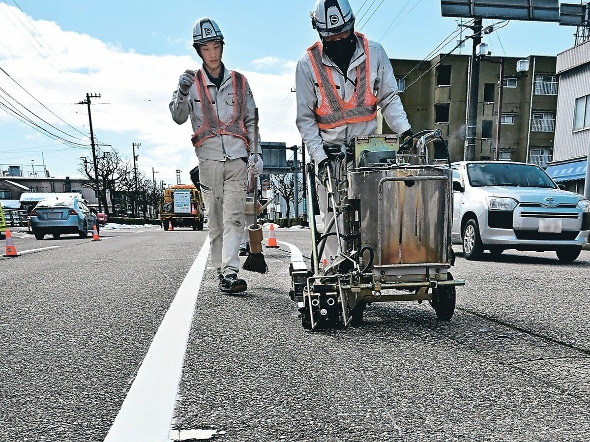 春のスタートライン、道路の白線真新しく 富山県内、冬型緩み晴れ間｜北日本新聞webunプラス