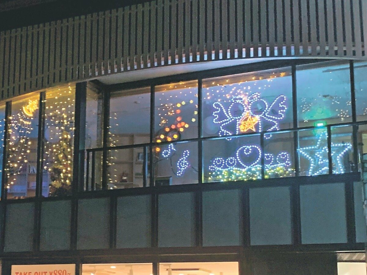 星々や天使、能登の海を表現 小矢部・石動駅前商工会ビル、イルミネーション点灯｜北日本新聞webunプラス