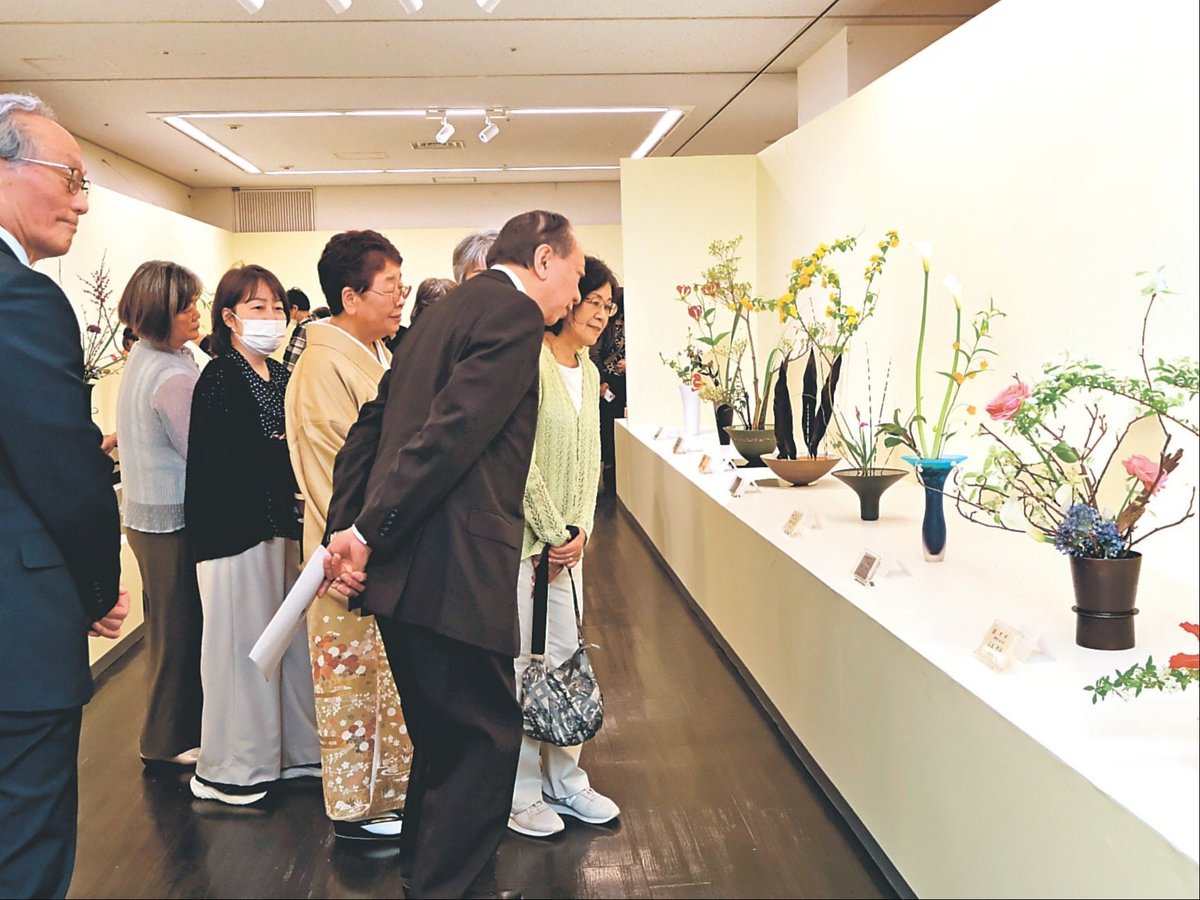 75周年華やかに生ける 県民会館で池坊富山中央支部｜北日本新聞webunプラス