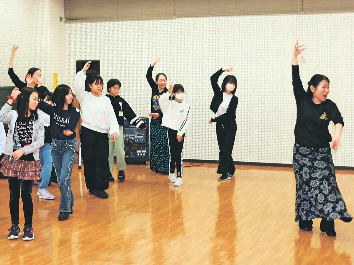 軽快にダンスレッスン 射水のアーティスト指導、児童ら23日イベント出演｜北日本新聞webunプラス