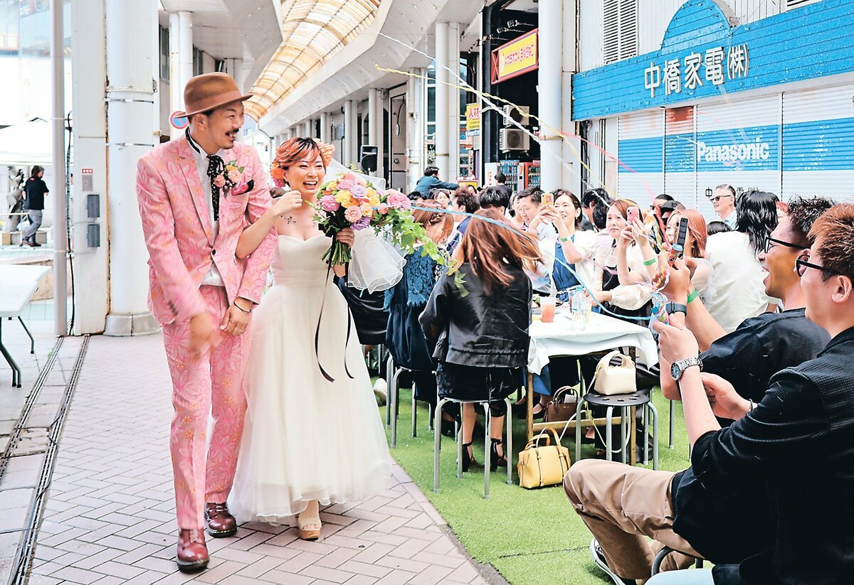 高岡の河合さん夫妻、商店街で結婚お披露目 出会いの地・御旅屋通りで200人祝う｜北日本新聞webunプラス