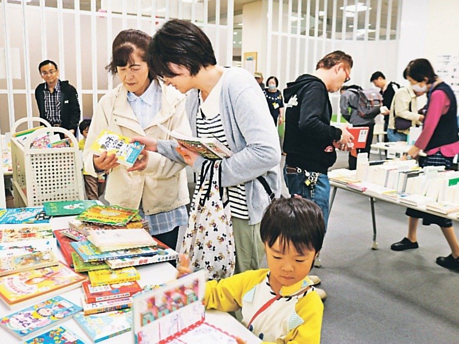リサイクル市や絵本の読み聞かせ楽しむ 高岡市中央図書館まつり｜北日本新聞webunプラス