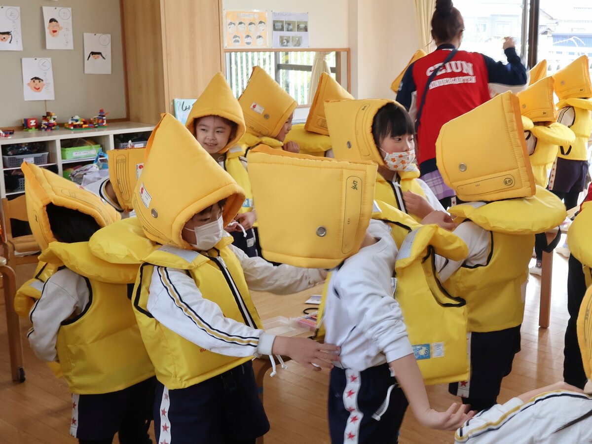 子どもの命守るライフジャケット 富山の幼稚園で導入 大きな襟が浮きに、股掛けベルトも装備｜北日本新聞webunプラス