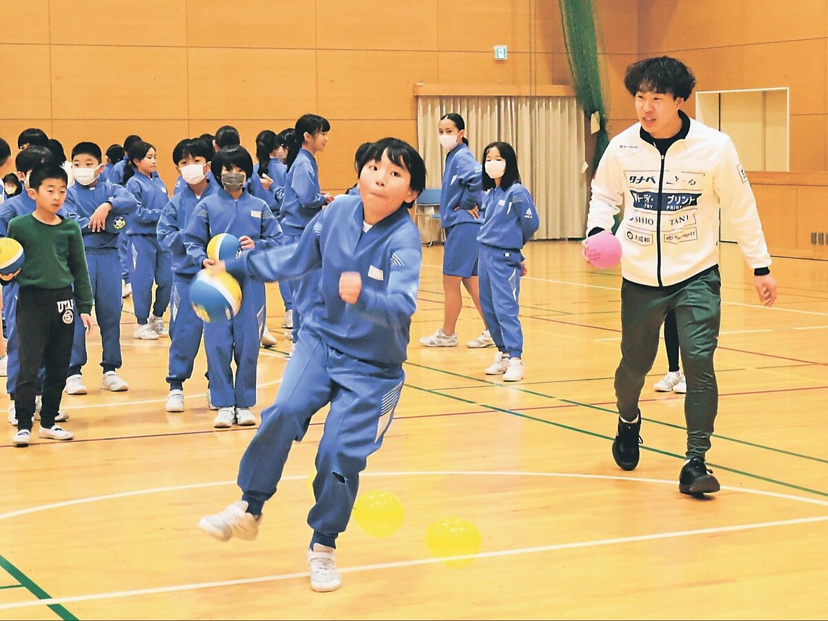 ハンドの魅力、高岡・野村小児童が体感 富山ドリームスから手ほどき｜北日本新聞webunプラス