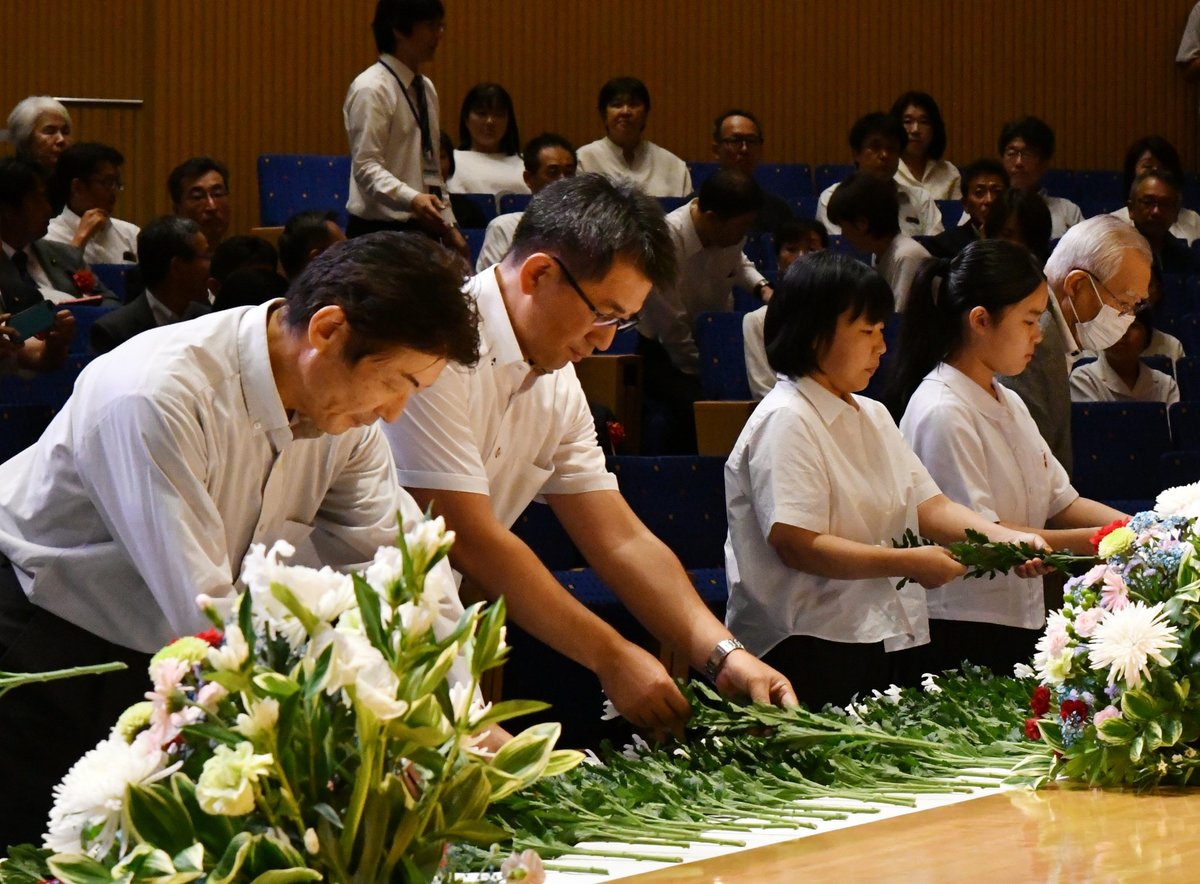 空襲犠牲者や復興に尽力した先人しのび献花 富山市民感謝と誓いのつどい｜北日本新聞webunプラス