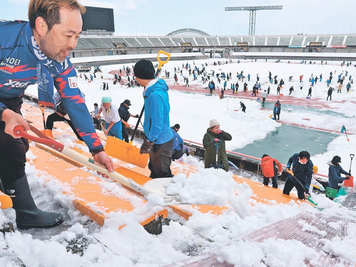 カターレの勝利願いサポーターら400人除雪 県総合運動公園、3月2日ホーム開幕戦に向け｜北日本新聞webunプラス